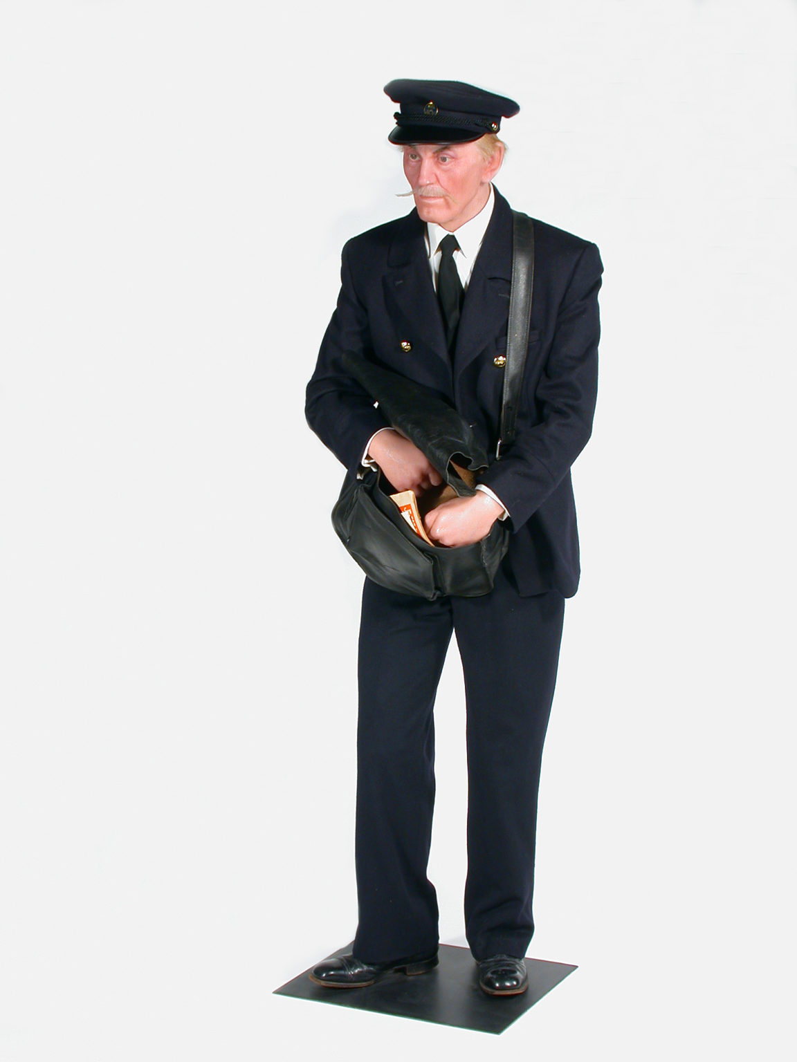 Posti’s uniforms through the centuries - Postal museum