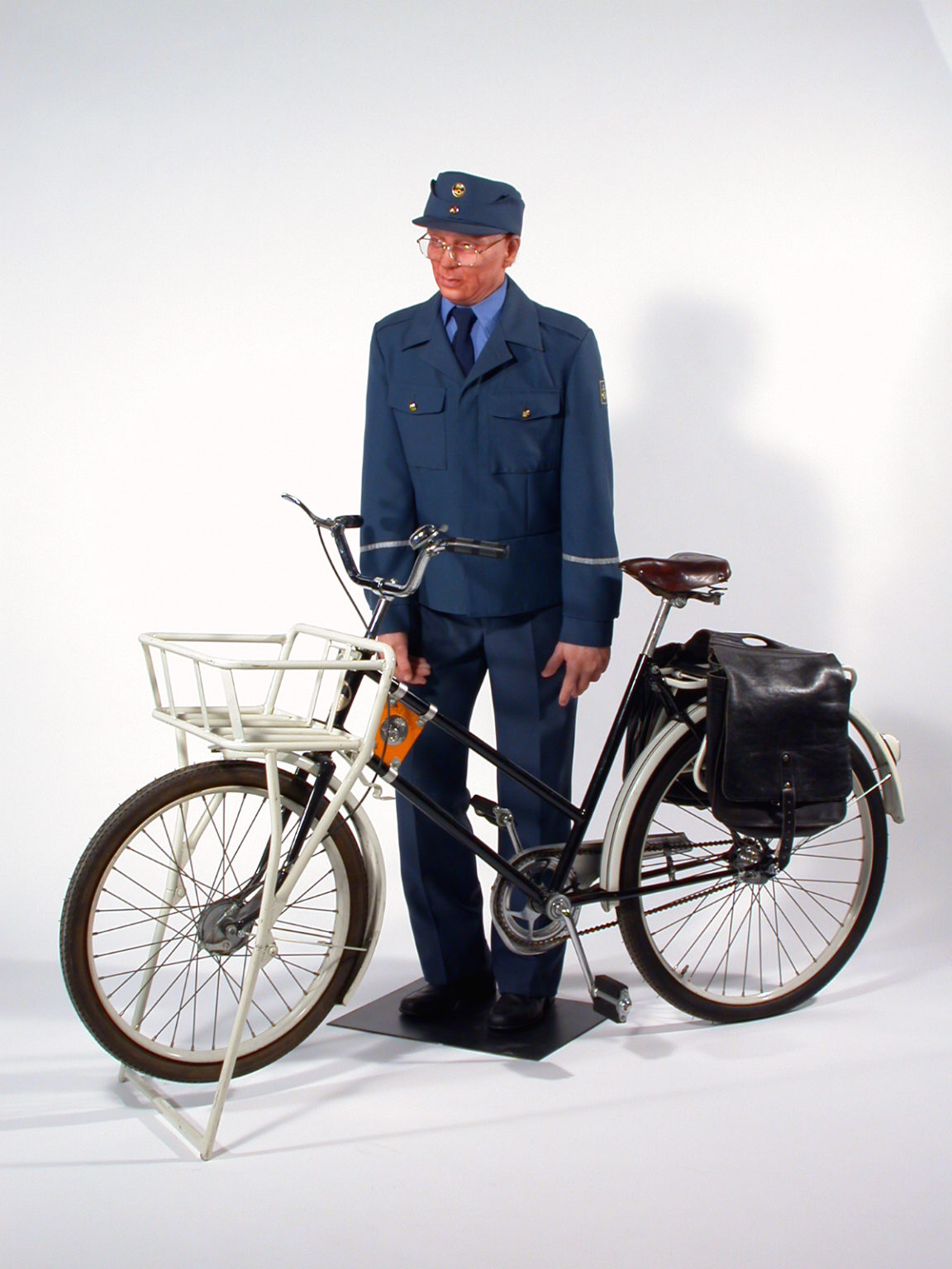 Posti’s uniforms through the centuries - Postal museum
