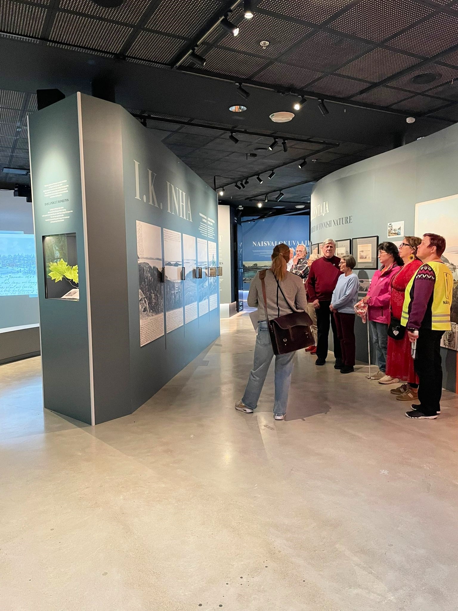 Kuvailutulkattu yleisöopastus Kuvan vallankumous -näyttelyyn - Postimuseo