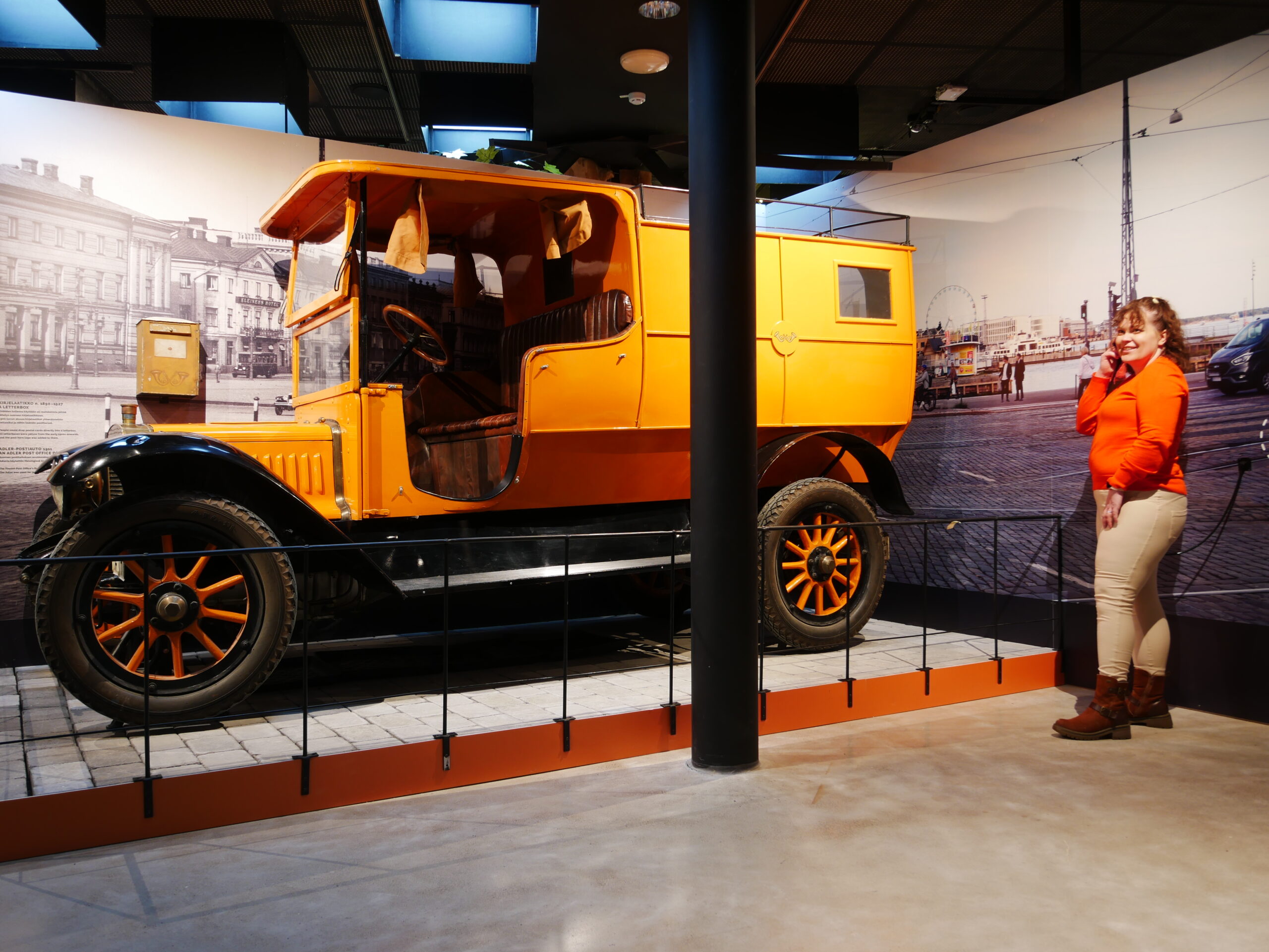 Kuvailutulkattu yleisöopastus Kuvan vallankumous -näyttelyyn - Postimuseo